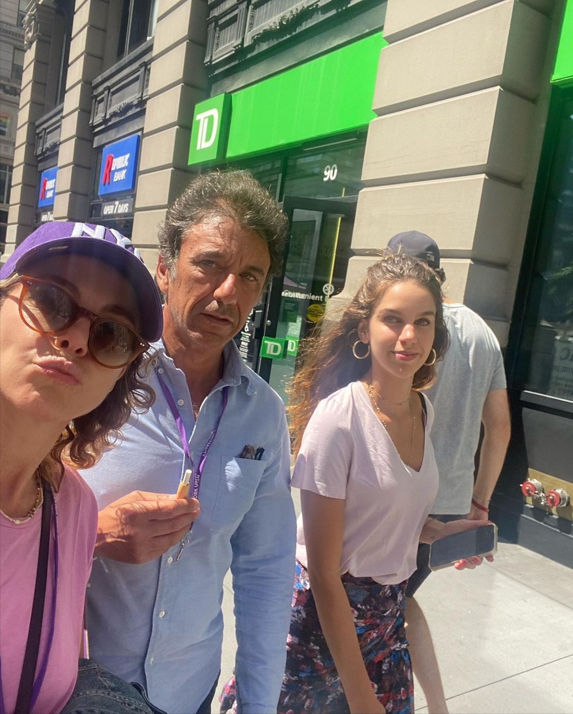 Claudia Gerini accompagna la figlia a New York insieme all'ex marito ...