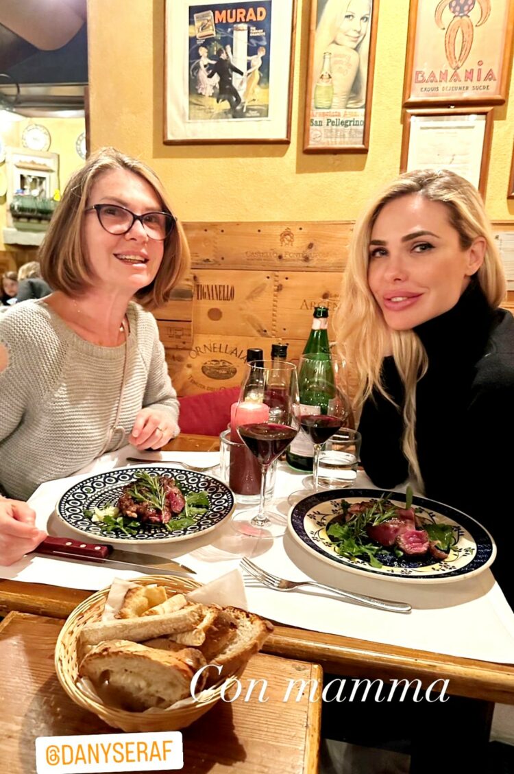 Ilary Blasi a Firenze con la madre: l'hotel l'accoglie con la stanza ...
