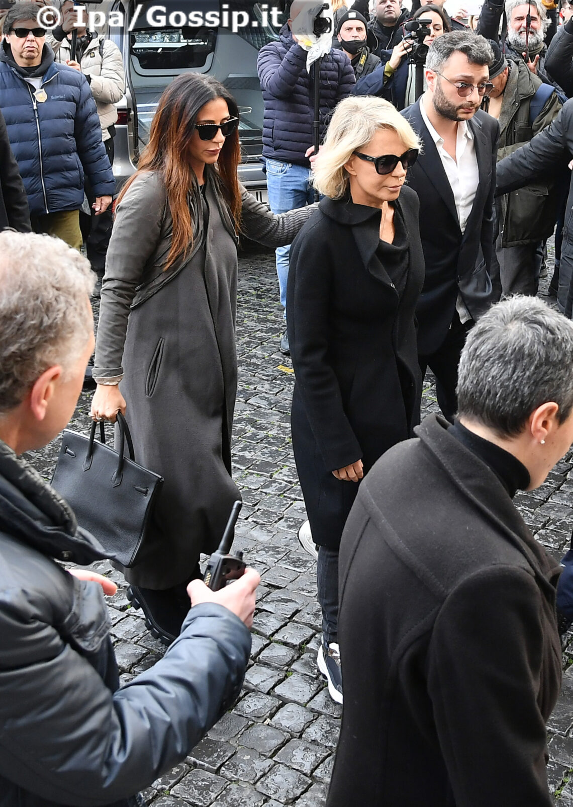 Maria De Filippi al funerale di Maurizio Costanzo scortata dal suo ...