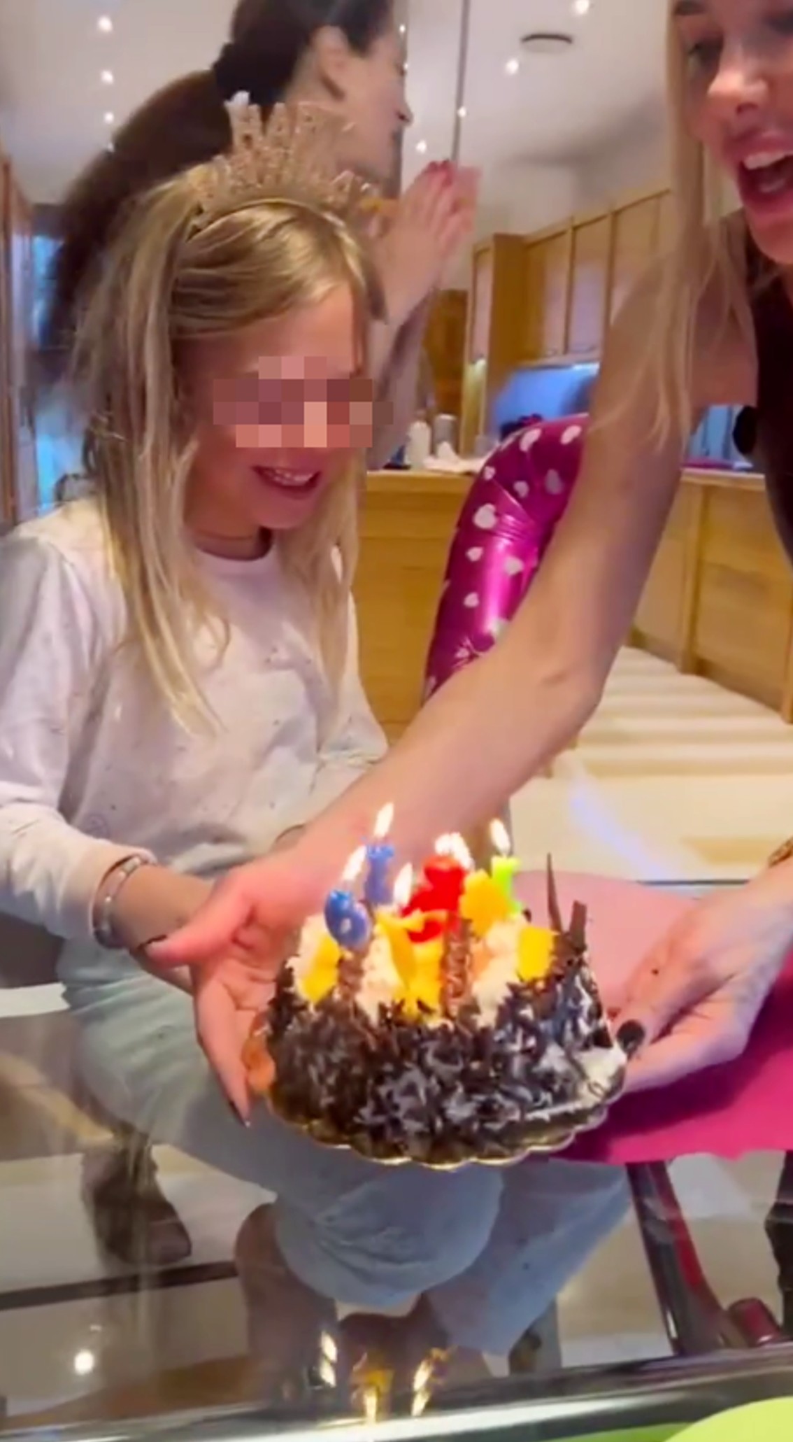 La figlia Isabel compie 7 anni, Ilary Blasi la sveglia con una torta ... La figlia Isabel compie 7 anni, Ilary Blasi la sveglia con una torta ...