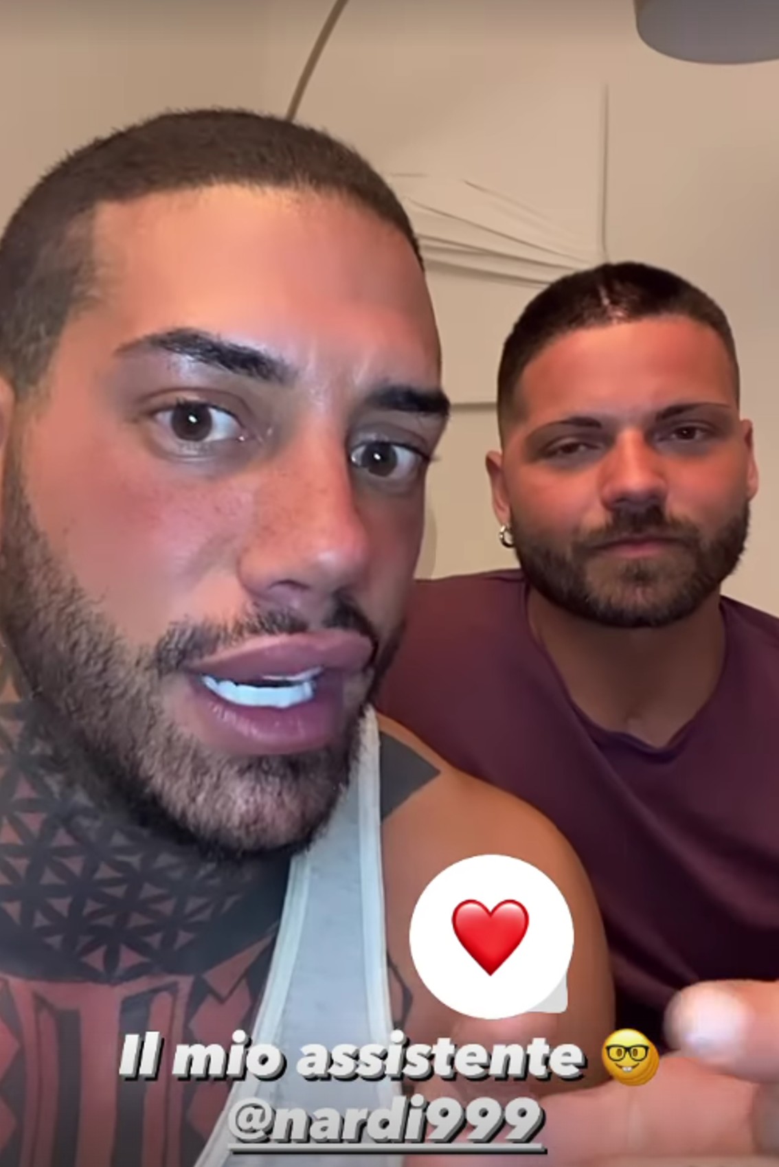 ''Vi presento il mio assistente personale, guardate la sua cicatrice ...