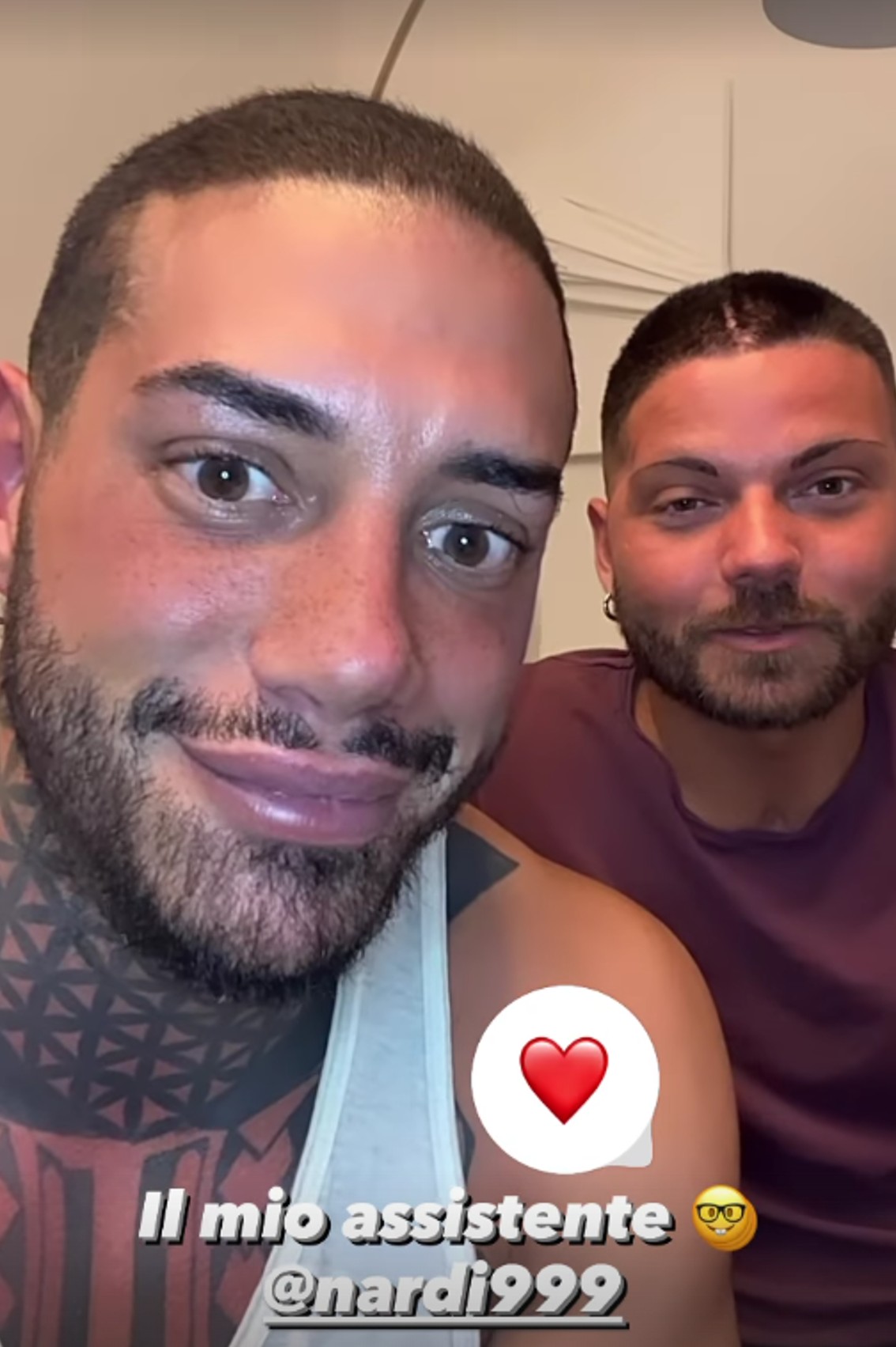 ''Vi presento il mio assistente personale, guardate la sua cicatrice ...