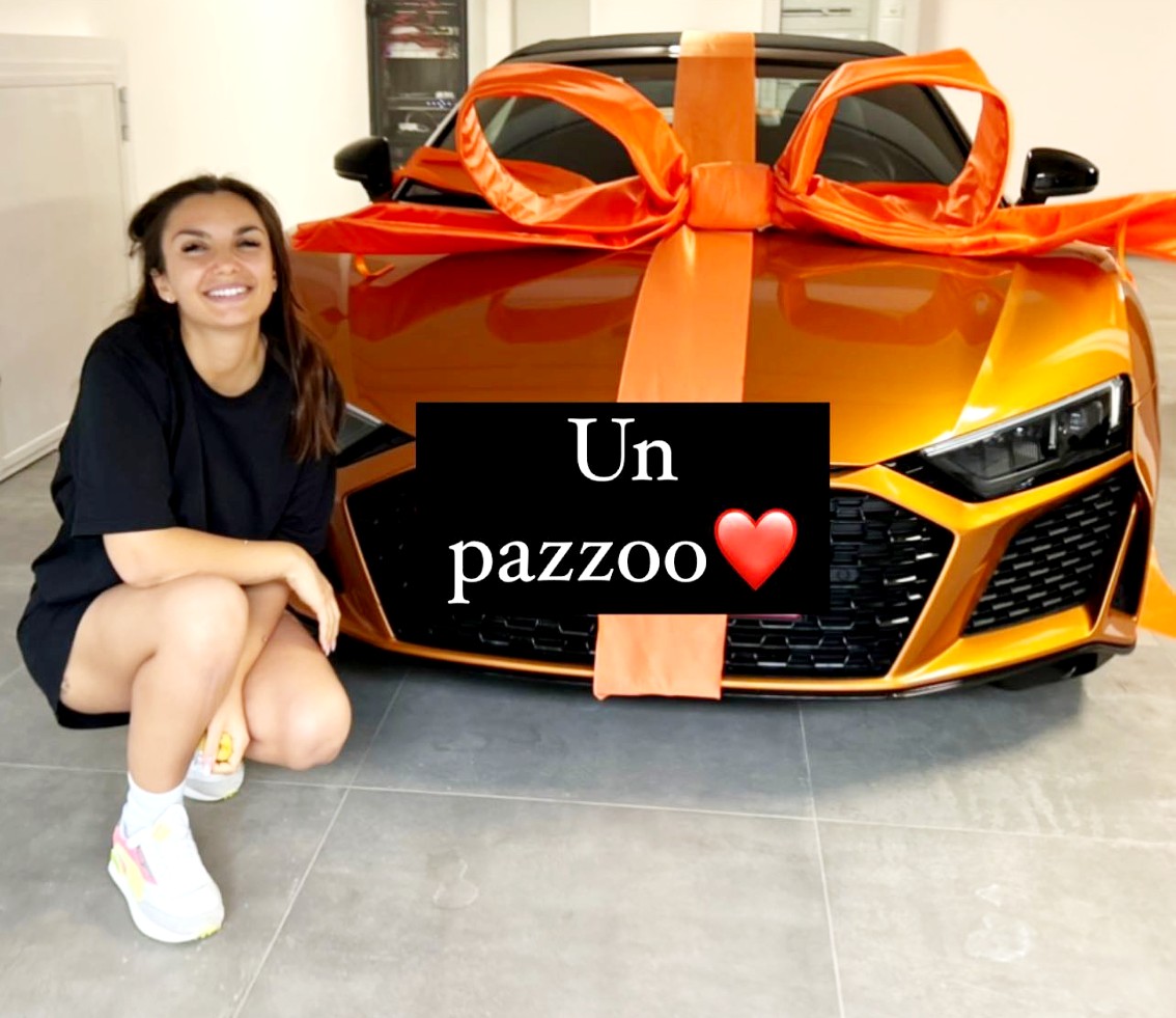 Torta con lato B bombastico e un regalo da centinaia di migliaia di ...