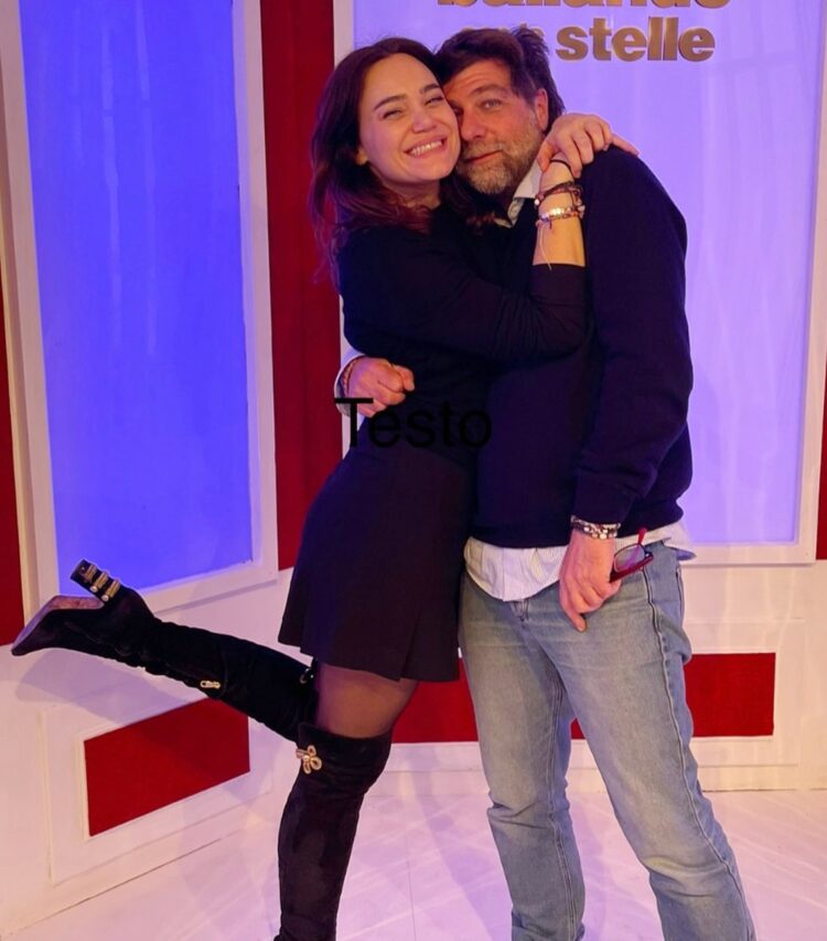 Roma in finale di Europa League, Romina Carrisi euforica giura amore ...