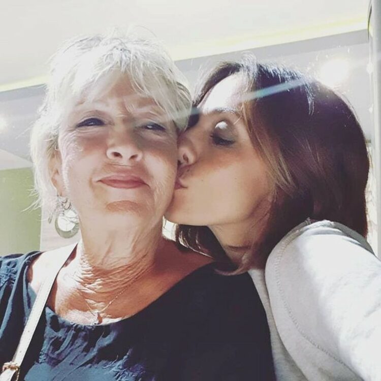 Ambra Angiolini sveglia la madre e la lascia senza parole con una ...