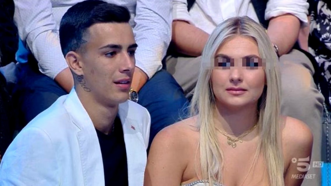 Chanel Totti in studio all'Isola dei Famosi col fidanzato, ospite di ...