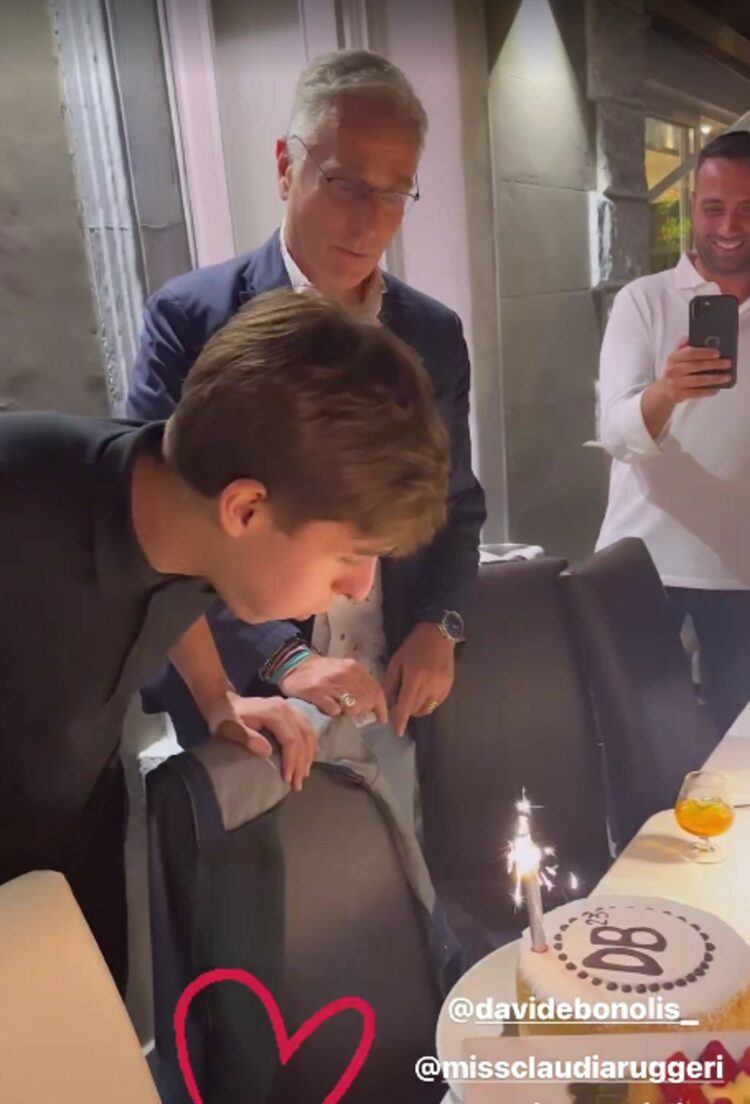 Sorrisi, torte e tante risate: Paolo Bonolis e Sonia Bruganelli ...