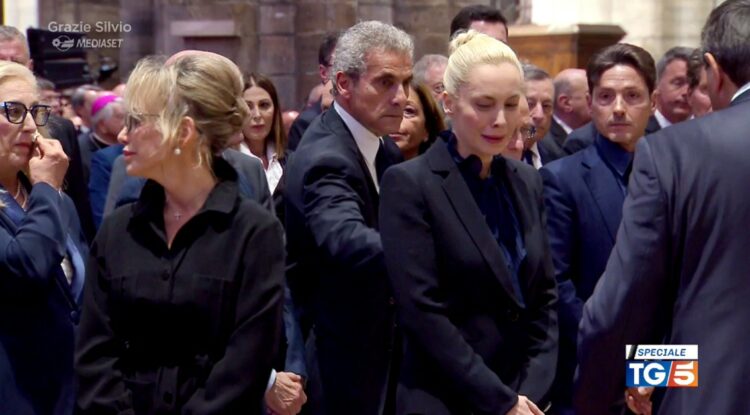 I cinque figli di Silvio Berlusconi uniti dal dolore al funerale del padre: l'ultimo saluto tra ...