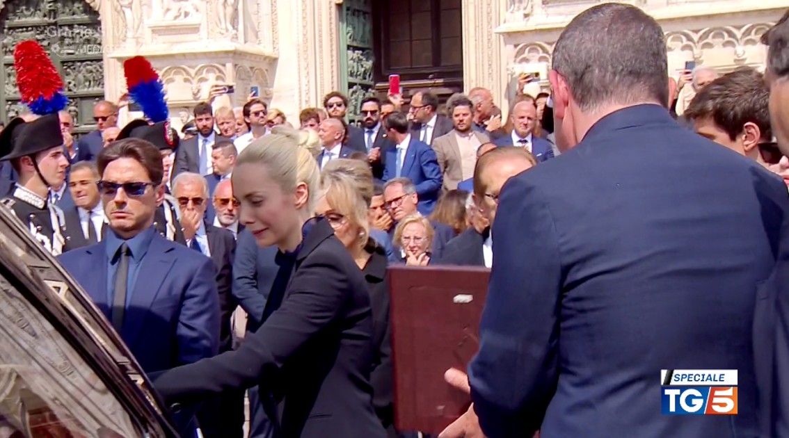 I cinque figli di Silvio Berlusconi uniti dal dolore al funerale del padre: l'ultimo saluto tra ...
