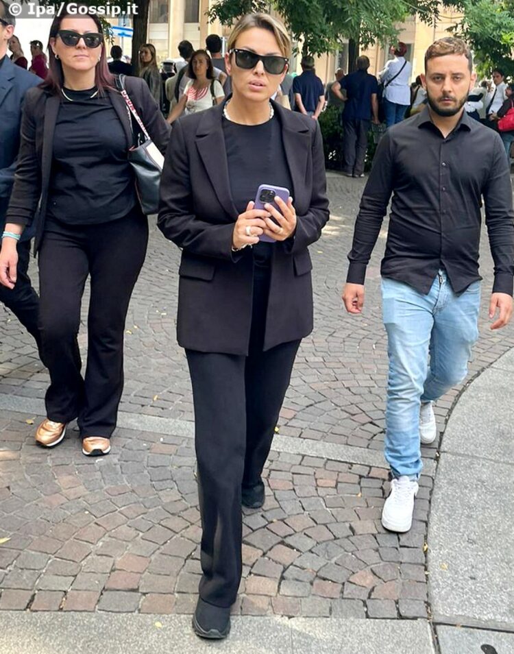 Tutti i volti noti presenti al funerale di Berlusconi: Gregoraci con Briatore, d'Urso, Pascale ...