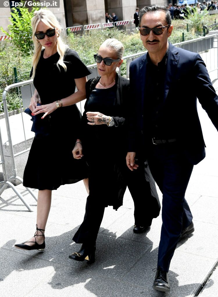 Tutti i volti noti presenti al funerale di Berlusconi: Gregoraci con Briatore, d'Urso, Pascale ...