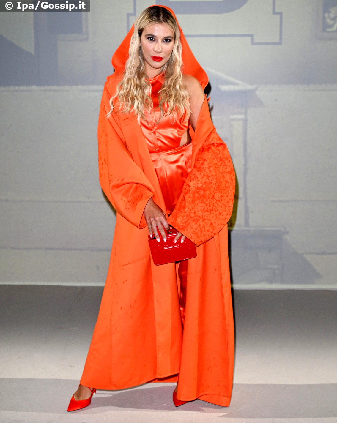 Clizia Incorvaia osa alle sfilate di Milano, look total orange con ...