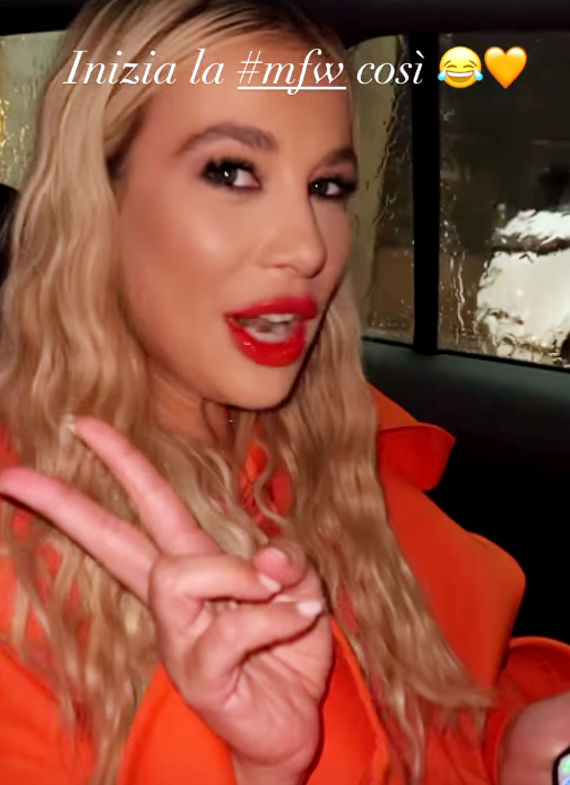 Clizia Incorvaia osa alle sfilate di Milano, look total orange con ...