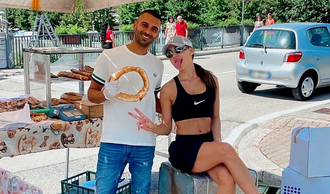 Anna Tatangelo vende le ciambelle al mercato di Sora con il fratello ...