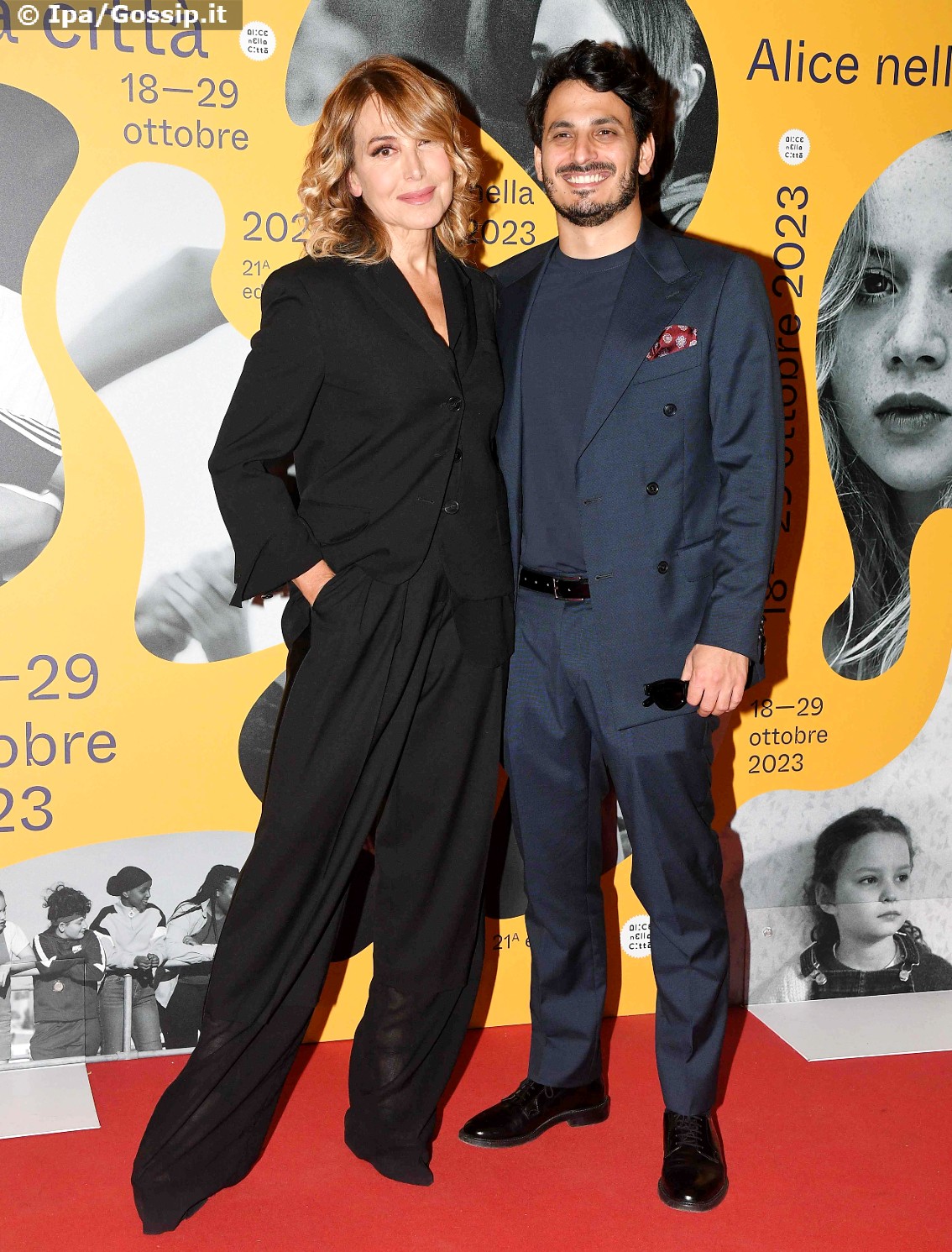 Barbara d'Urso stupisce i fotografi: posa mano nella mano con l'ex ...