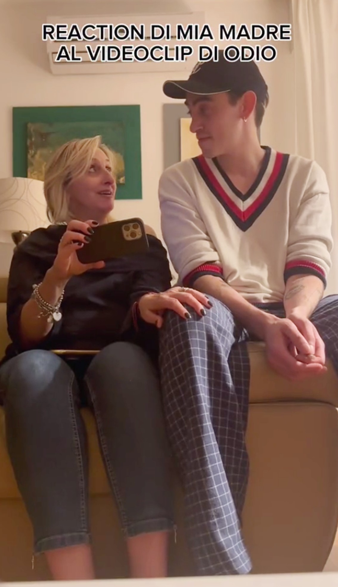 La madre di Michele Bravi vede il suo nuovo video hot in cui 'sc*pa tutto il tempo': la sua ...