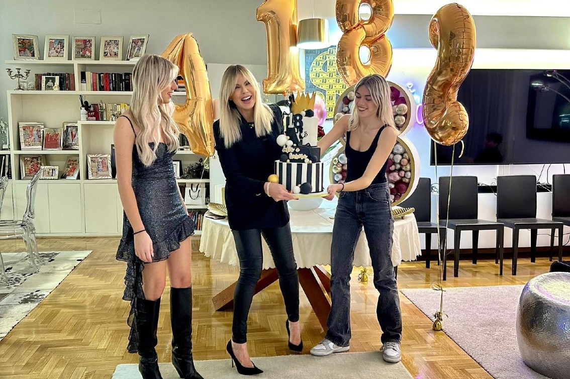 Le figlie gemelle di Matilde Brandi, Aurora e Sofia, compiono 18 anni ...