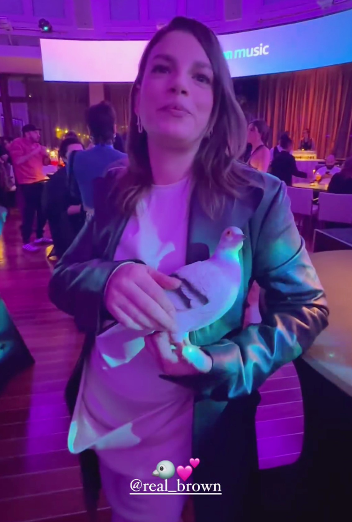 Emma Marrone a Sanremo sfoggia la trendy borsa a forma di piccione che ...