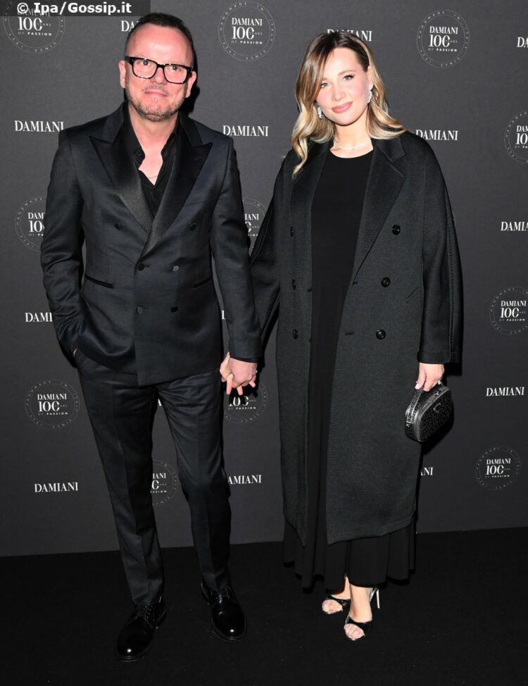 Gigi D'Alessio e la compagna incinta Denise Esposito, 26 anni meno di ...