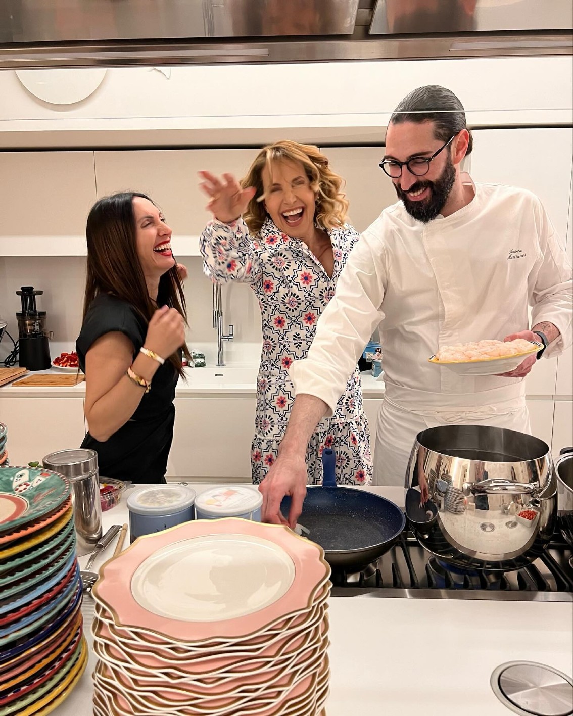 Barbara d'Urso, festa a sorpresa per i suoi 67 anni: baci e abbracci ...