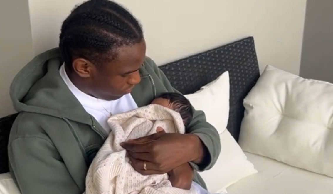 I primi giorni da papà di Enock Barwuah, il fratello di Mario Balotelli ...