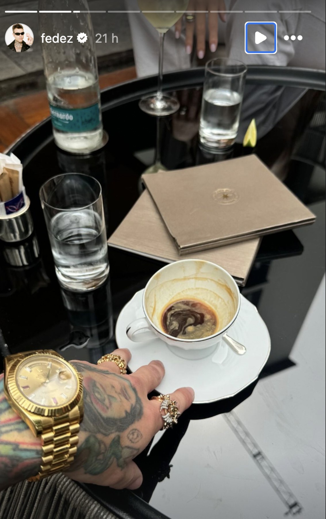 Fedez porta la giovanissima modella francese Garance Authié, sua ...