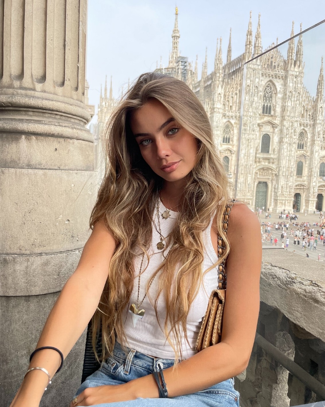 Fedez porta la giovanissima modella francese Garance Authié, sua ...