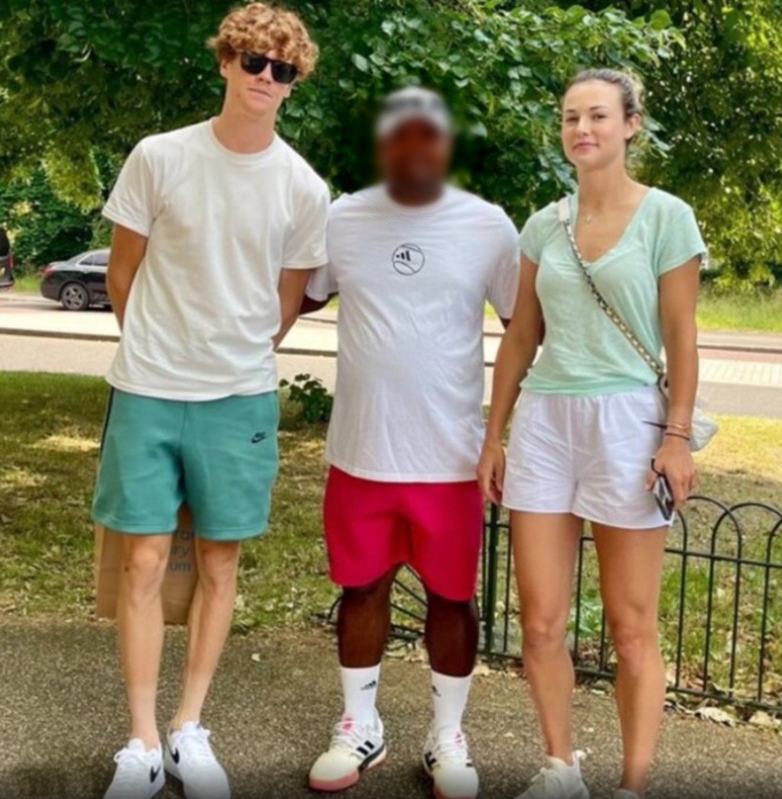 Per la prima volta il tennista Jannick Sinner posa insieme alla ...