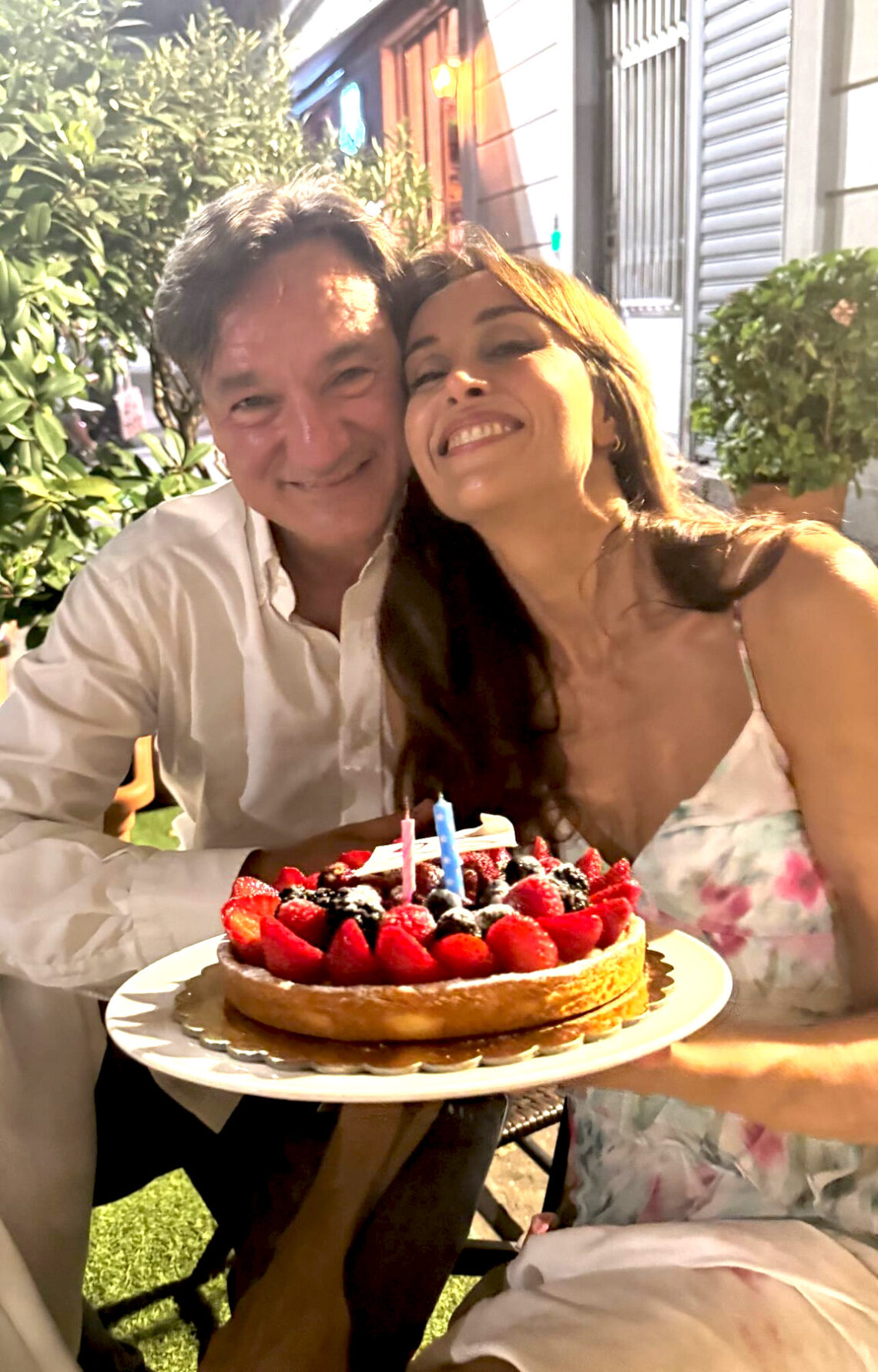 Benedetta Parodi e Fabio Caressa festeggiano 25 anni di matrimonio a cena fuori: la dolcissima ...