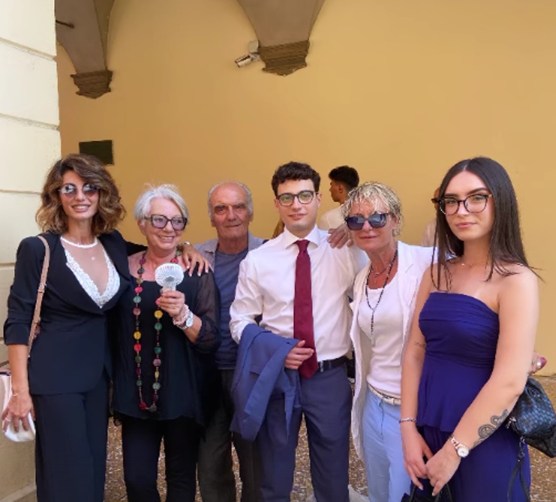 Samanta Togni orgogliosissima alla laurea del figlio Edoardo: in cosa ...
