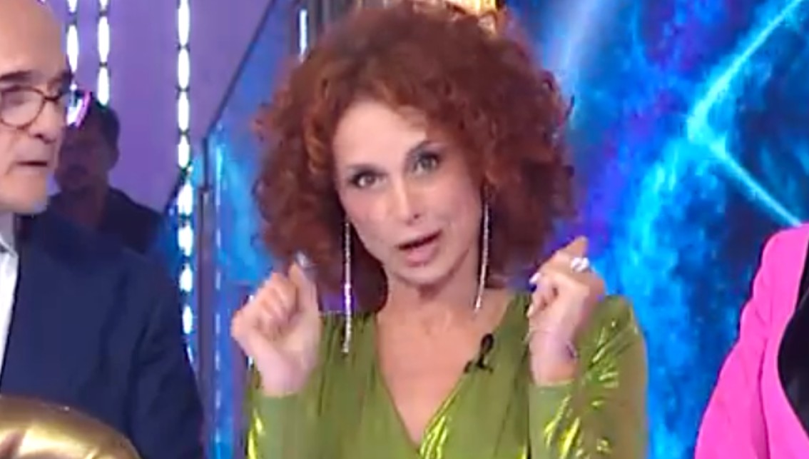 Beatrice Luzzi replica dopo l'esplosione della polemica per il saluto ...