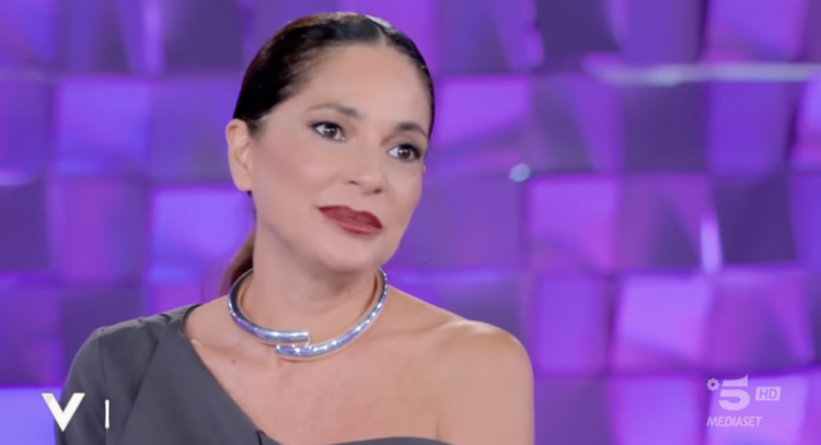''Aspetto l'uomo che mi ami veramente'': l'attrice Simona Cavallari ...