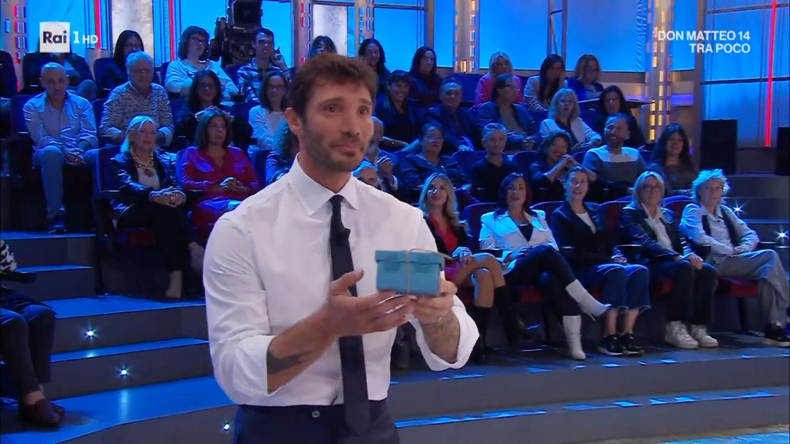 Stefano De Martino organizza una proposta di nozze ad 'Affari Tuoi ...