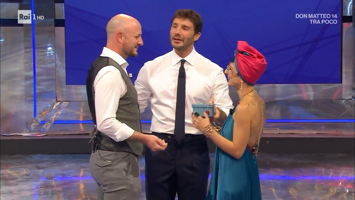 Stefano De Martino organizza una proposta di nozze ad 'Affari Tuoi ...