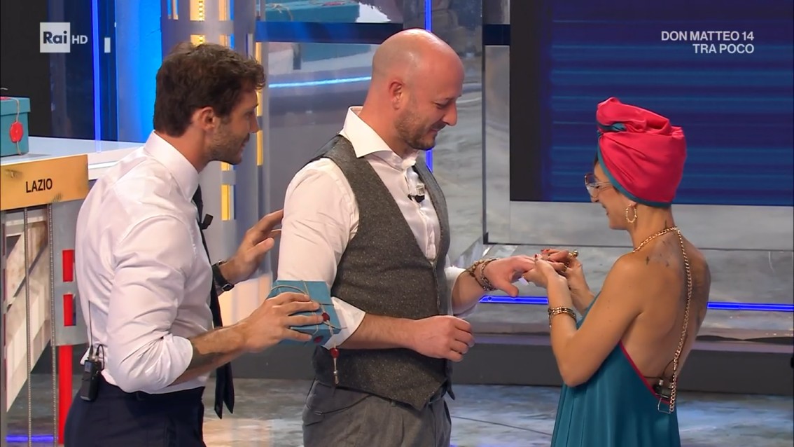 Stefano De Martino organizza una proposta di nozze ad 'Affari Tuoi ...