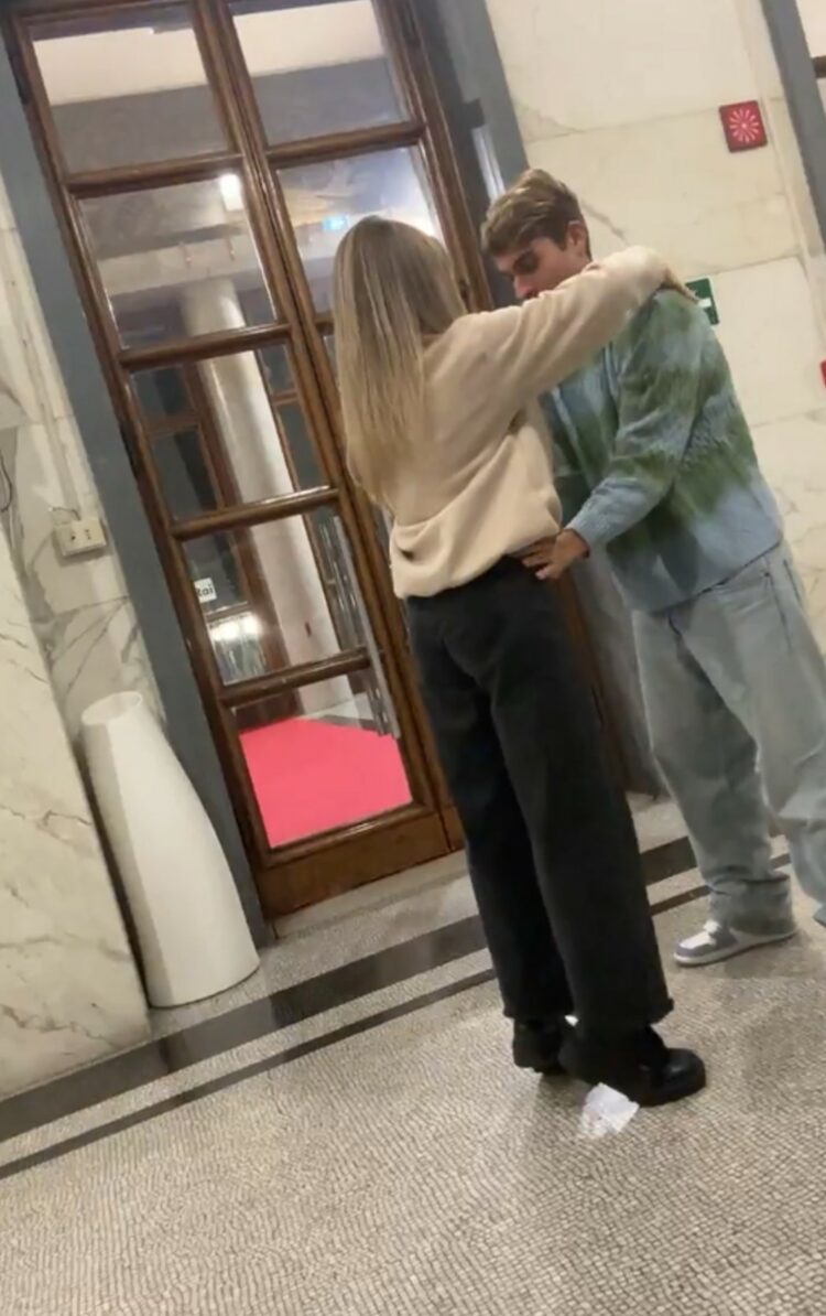 Davide Bonolis, figlio di Paolo e di Sonia Bruganelli, balla con la ...