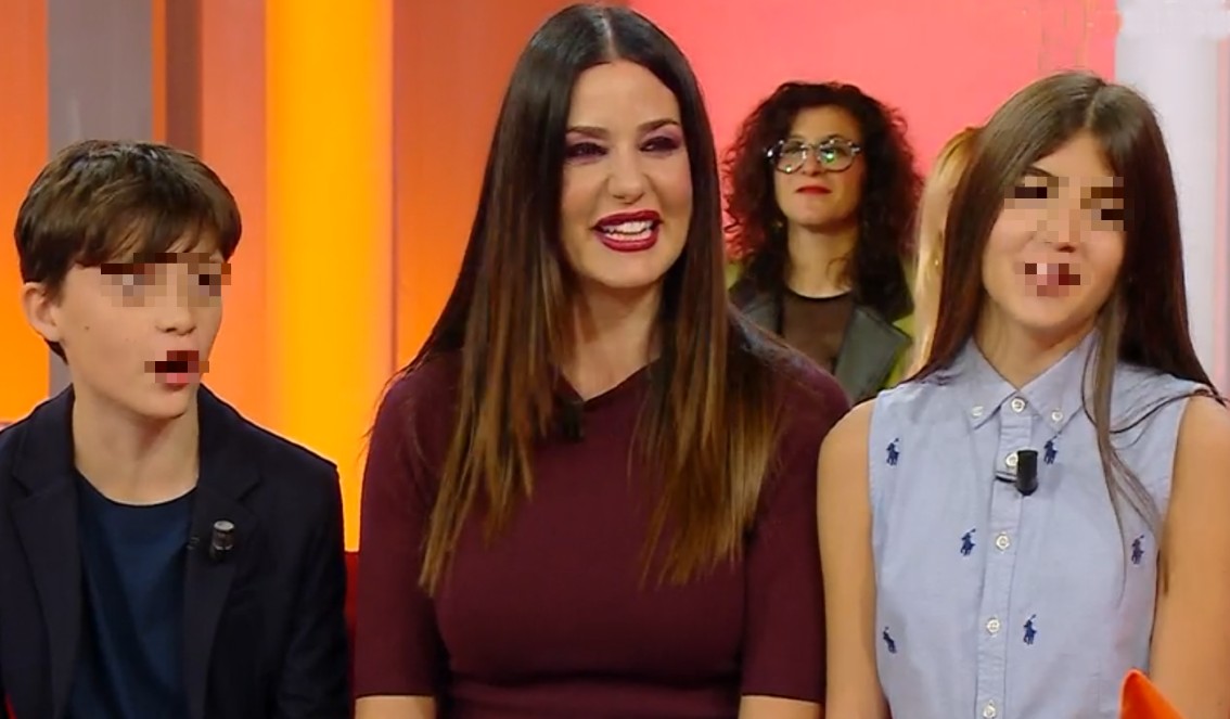 Alessia Fabiani per la prima volta in tv con i figli gemelli Kim e ...