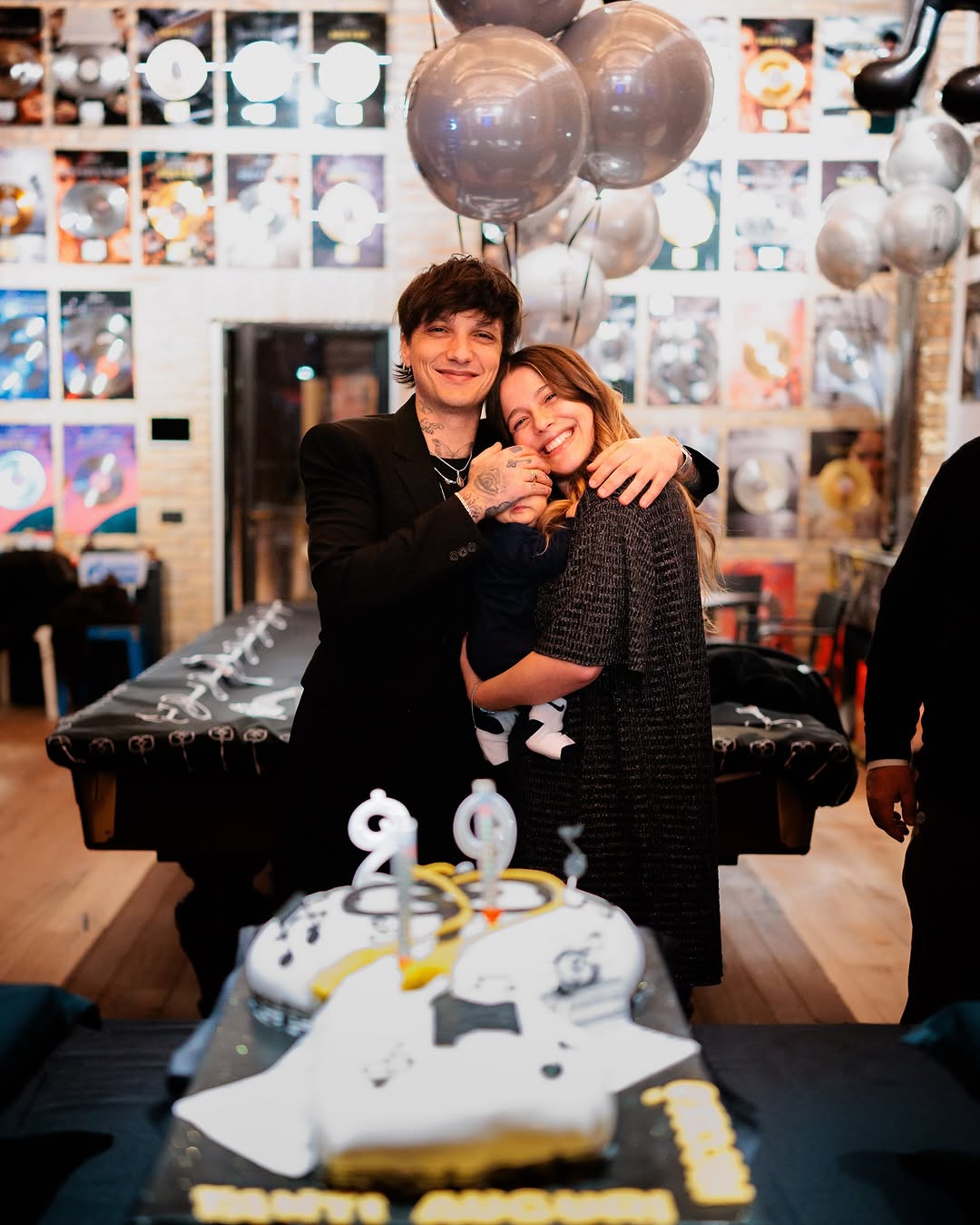 Ultimo festeggia 29 anni a Roma con il figlio e la compagna Jaqueline - Gossip.it | News sul ...