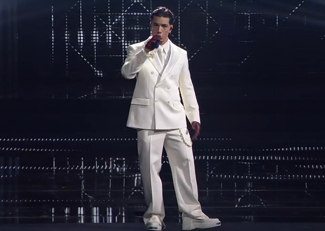 Tony Effe con il look total white a Sanremo sale sul palco con tutti i ...