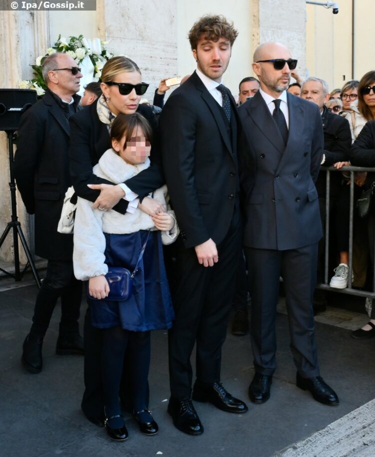 Funerali Eleonora Giorgi, tutti i familiari commossi sotto il sole di ...
