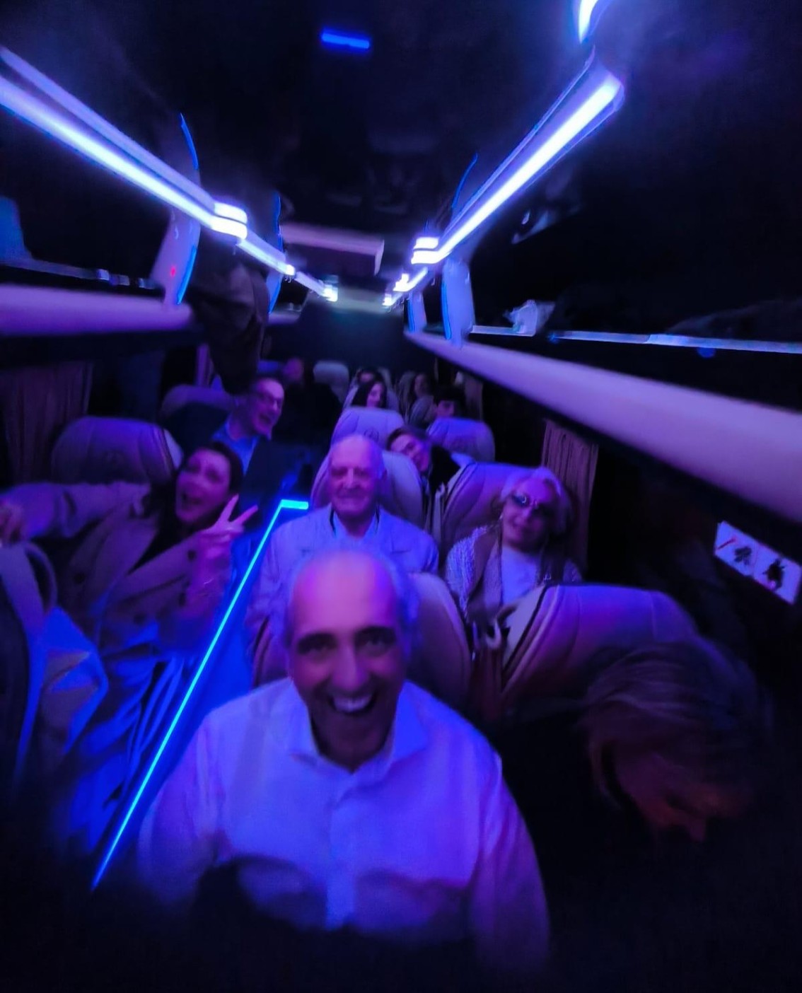 Simona Ventura noleggia un pulmino per festeggiare i 60 anni: le ...