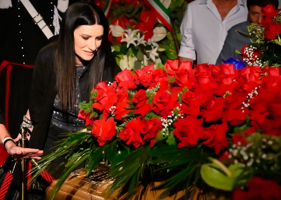 ''Pippo mi ha cambiato la vita'': Laura Pausini commossa davanti al ...