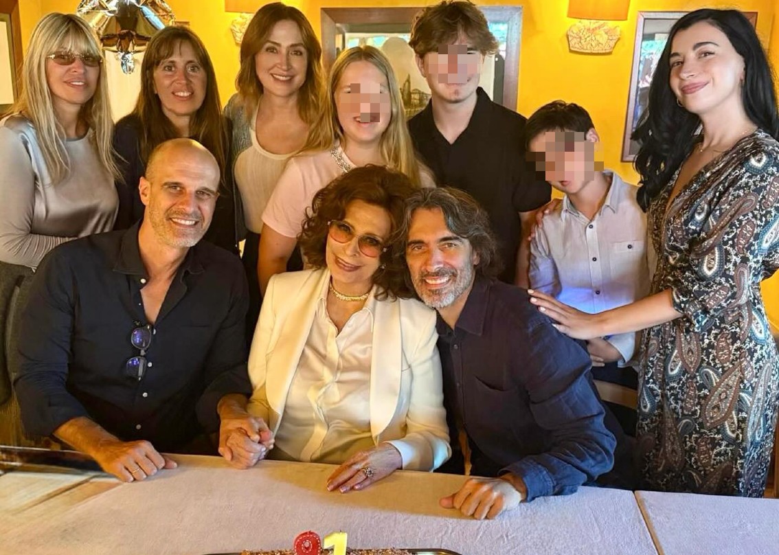 Sophia Loren al ristorante fa festa per i suoi 91 anni coi figli e ...