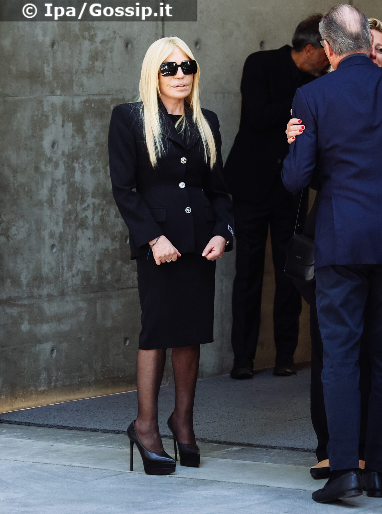 Donatella Versace in total black per l’ultimo saluto a Giorgio Armani ...