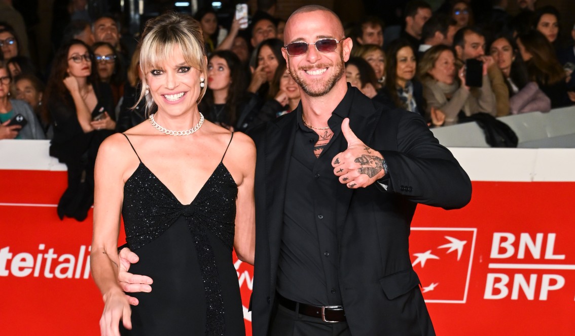 Micaela Ramazzotti e il compagno Claudio Pallitto in look total black ...