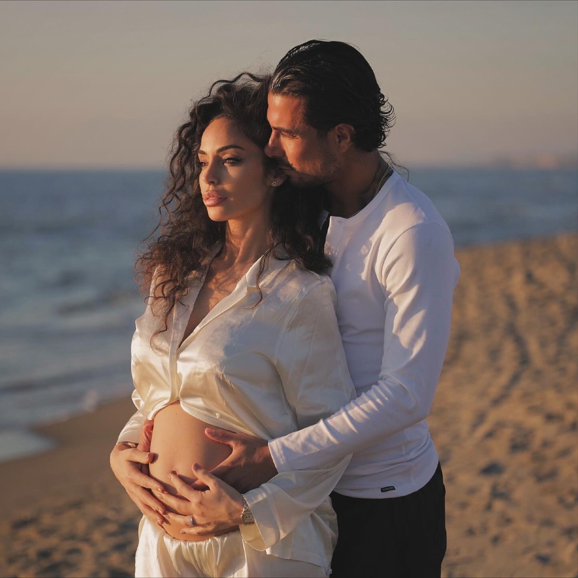 Raffaella Fico incinta di 5 mesi mostra il pancione 'a nudo' per la prima volta: le foto con ...