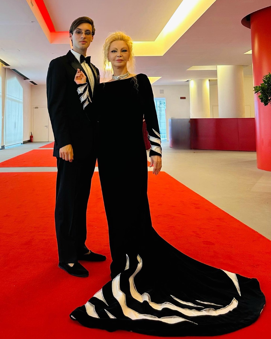 ''A noi non importa'': Patty Pravo felice col fidanzato Simone Folco ...